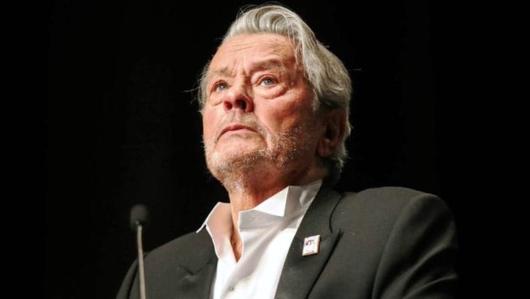 Alain Delon, ictus. "È in cura in una clinica svizzera"